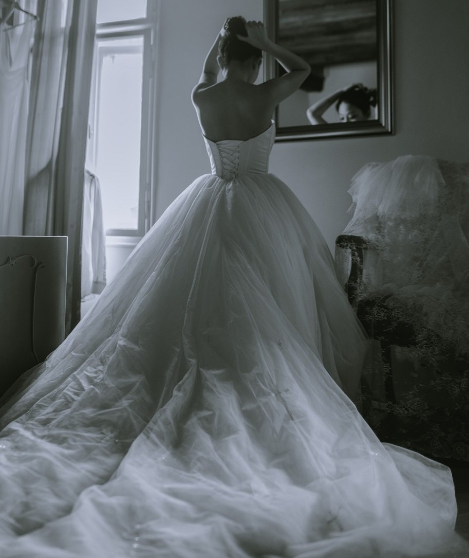5 Stunning Backless Wedding Dresses You Will Fall In Love With ...